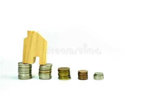 Modelo De La Casa En El Ahorro De La Pila De La Moneda Para El Concepto