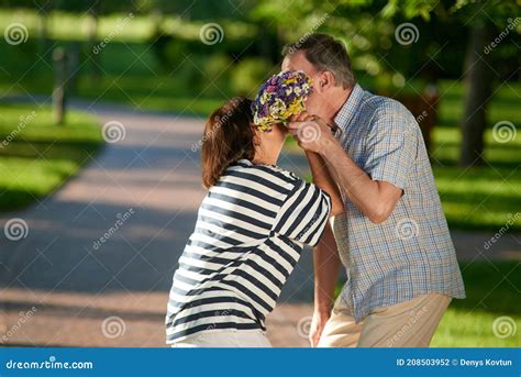 Besando A Una Pareja Madura Al Aire Libre Foto De Archivo Imagen De