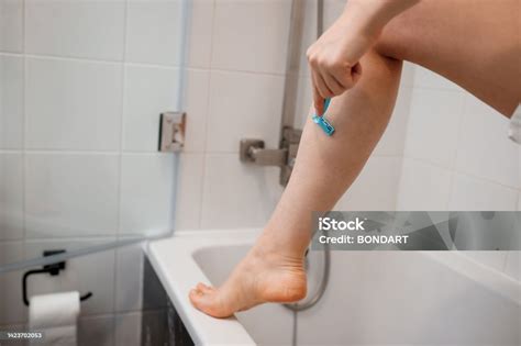 샤워 오두막에서 면도기로 다리를 면도하는 여성의 클로즈업 뷰 욕실에서의 탈모 절차 발에 대한 스톡 사진 및 기타 이미지 발