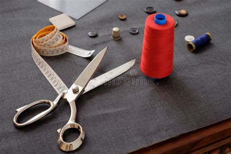 Outils De Tailleur D Isolement Sur Le Morceau De Tissu Photo Stock