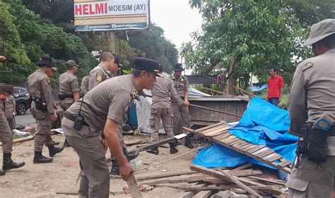 Langgar Aturan Satpol PP Padang Bongkar Lapak PKL Di Padang Kata Sumbar