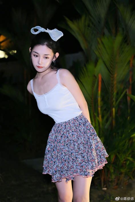 38一下 Today Jiang Yiyi Enjoying Thailand Entertainment China Beauty
