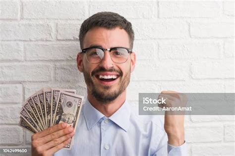 젊은 Hipster 사업가 자랑 비명과 축 하 하는 승리와 성공을 매우 흥분된 하 고 달러를 들고 환호 하는 감정 감정에 대한 스톡 사진 및 기타 이미지 Istock