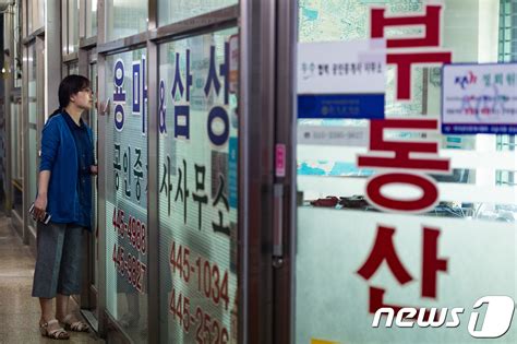 굳게 닫힌 부동산중개사무소
