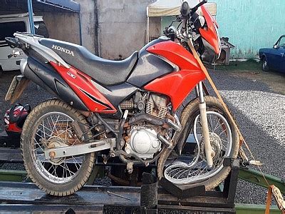 Motociclista fratura a face tórax e coluna após bater na traseira de