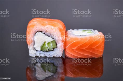 메뉴에 대 한 검은 배경에 연어 아보카도와 크림 치즈와 필라델피아 롤 초밥 일본 요리 0명에 대한 스톡 사진 및 기타 이미지