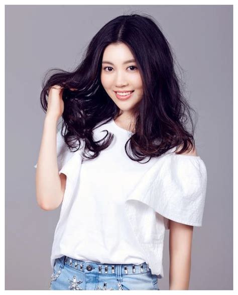 还记得电影《暖春》吗？扮演小花的演员变化真的很大