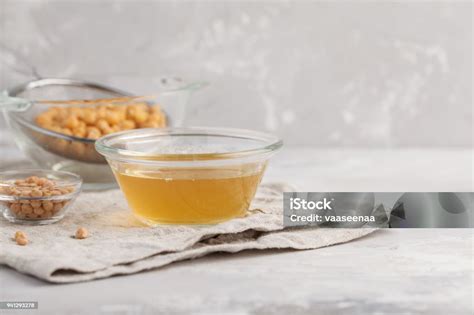 병아리콩 수프aquafaba 채식주의 조리법 복사 공간에 대 한 베이킹에서 계란을 교체 합니다 건강 한 다이어트 개념입니다 건강한 생활방식에 대한 스톡 사진 및 기타 이미지