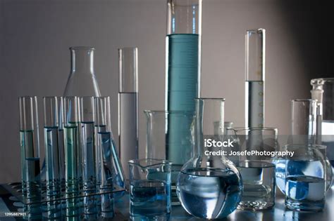 비커 플라스크 점진적 실린더 및 시험관과 같은 실험실 용품의 클로즈업이 잘 배치되어 있습니다 0명에 대한 스톡 사진 및 기타