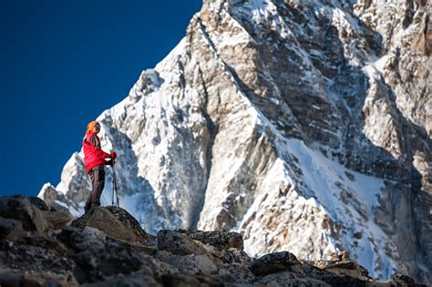에베레스트 베이스 캠프에 방법에 Pumori 산 Khumbu 계곡에 접근 하는 Trekker 겨울에 대한 스톡 사진 및 기타