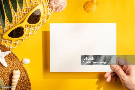 해변 액세서리와 노란색 여름 하드 라이트에 종이 카드를 들고 손모의 여름 개념에 디자인의 디스플레이 0명에 대한 스톡 사진 및