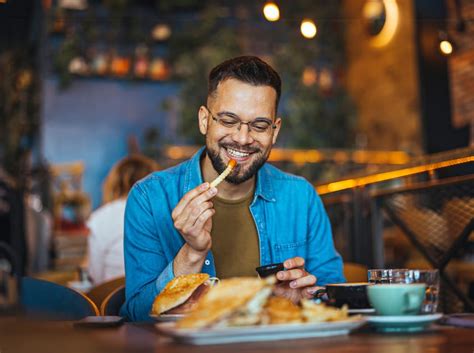 Dining Etiquette Why It Feels Wrong To Eat First Engoo 每日新聞