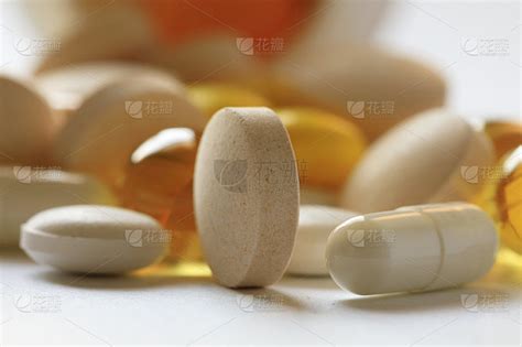 各种药片掉了出来