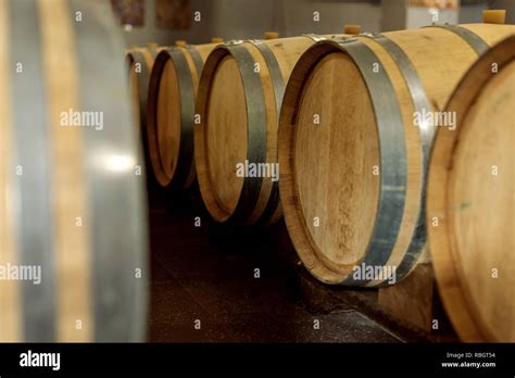 En fûts de chêne vin vin rouge qui est vieilli dans la cave de la cave Le concept de la