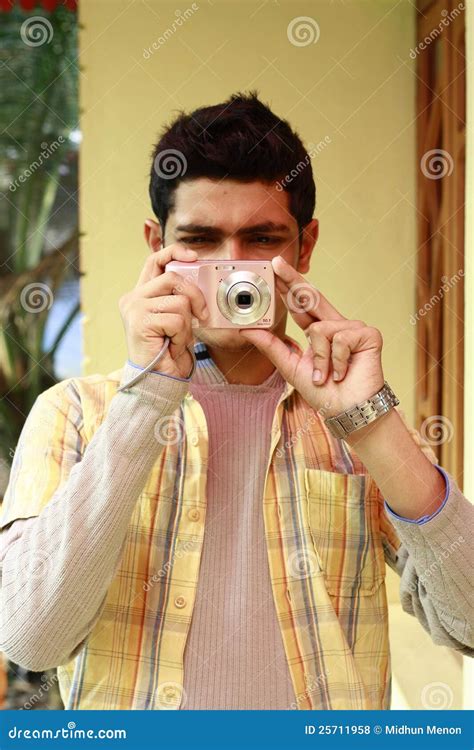 Jonge Indische Mens Die Foto In Digitale Camera Neemt Stock Foto
