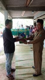 PENYERAHAN AKTA KEMATIAN IBU PARIYEM SAAT PEMBERANGKATAN JENAZAH