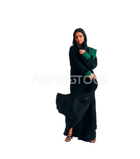 بورتريه لإمرأه عربية سعوديه خليجية ترتدي عباءه سوداء أنيقه، عارضة أزياء