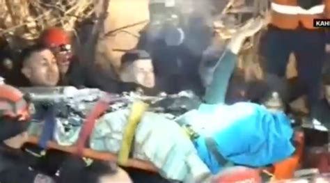 92 saat sonra el sallayarak enkazdan çıktı