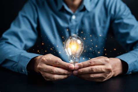 Tangan Memegang Bola Lampu Yang Menyala Ide Inovasi Dan Inspirasi