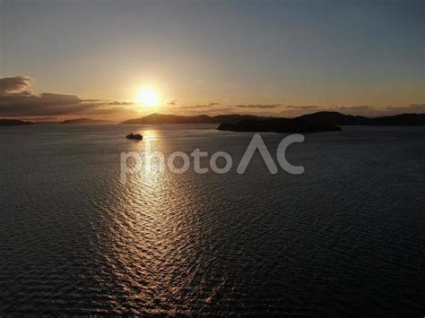 瀬戸内海に沈む夕陽と陽光に照らされる船 No 24840922｜写真素材なら「写真ac」無料（フリー）ダウンロードok