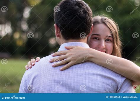Jong Koppel In Het Park Stock Afbeelding Image Of Groen