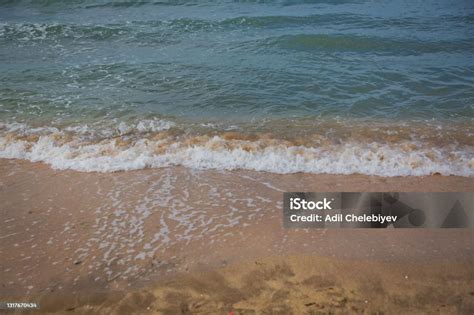 깨끗하고 편안한 바다 파도가 바닷가에 튀어 나옵니다 열대 낙원의 산호 해변 해변 결혼식 이나 신혼 여행에 대 한 목가적인 바다