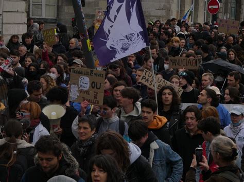 Dans La Manifestation à Nantes Des Jeunes En Colère La Retraite C