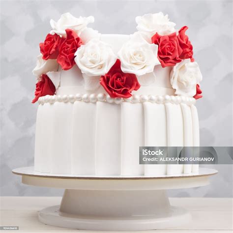 2 계층 웨딩 케이크는 흰색 나무 테이블에 매스 틱 나무에서 빨간색과 흰색 꽃 장식 0명에 대한 스톡 사진 및 기타 이미지 0명 결혼 의식 결혼식 Istock