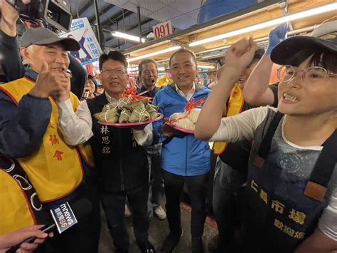 侯友宜與林思銘連袂掃街拜票 市場內凍蒜聲喊不停