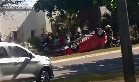 Accidente en Humberto 1º Conductor atrapado tras volcar su auto tras