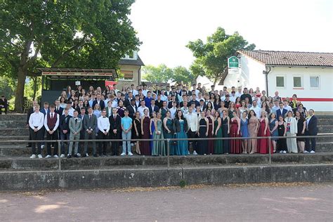 Eine Große Zahl An Schülerinnen Und Schülern Der Comenius Realschule