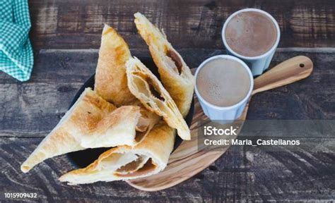 퍼프 페이스 트리 나무 배경에 카라멜 케이크입니다 우유와 커피입니다 광고에 대한 스톡 사진 및 기타 이미지 광고 깨짐 달콤한 음식 Istock