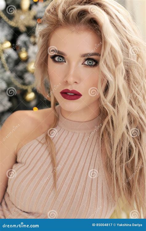 Schitterende Sexy Vrouw Met Blond Haar In Beige Kleding Stock