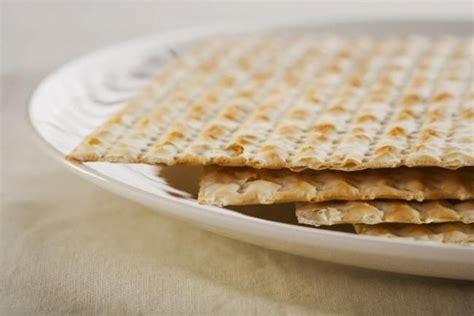 Маца - это хлебобулочное изделие, лишенное влаги | Matzo meal, Passover ...