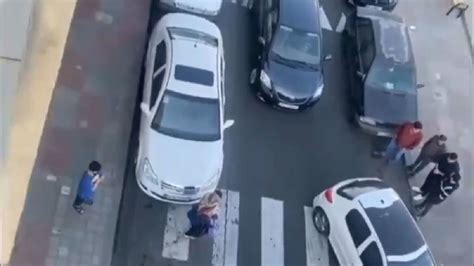 پارک عجیب یک خودرو در خیابان