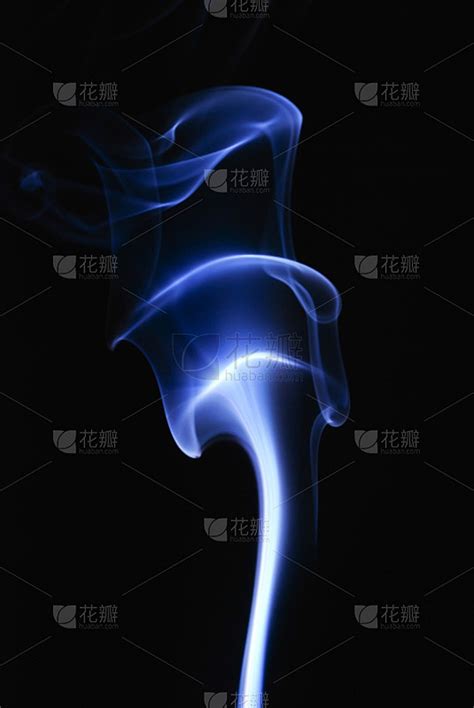 蓝色烟黑色背景垂直画幅抽象熏香黑色香烟雪茄烟雾