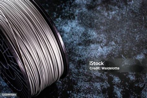 3d 프린팅을 위한 필라멘트 코일 회색 색상의 밝은 열가소성 릴 수직 보기 필라멘트에 대한 스톡 사진 및 기타 이미지