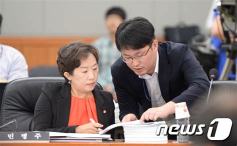 질의 준비하는 민병주 의원 네이트 뉴스