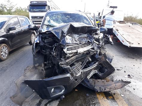 Colisão Frontal Entre Veículos Deixa Duas Pessoas Feridas Na Br 343 Em