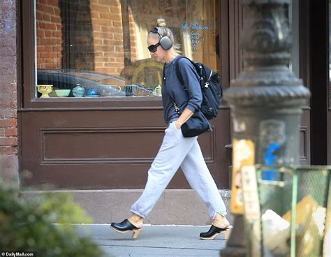 Sarah Jessica Parker Steps Out In Nyc After Stepfathers Sudden Death