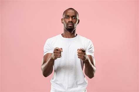 위 압 적 사업 알려줄 고 당신은 분홍색 배경에 절반 길이 근접 촬영 초상화 가리키기에 대한 스톡 사진 및 기타 이미지 가리키기 개념 경영자 Istock