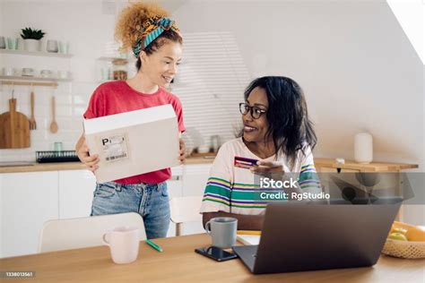 온라인 배달 서비스를 통해 패키지를 보내는 신용 카드로 지불 하는 두 여자 25 29세에 대한 스톡 사진 및 기타 이미지 25 29세 2명 40 44세 Istock