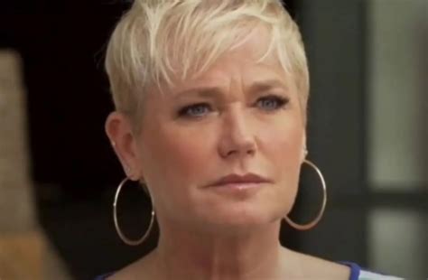 Xuxa Se Nega A Tirar Foto E Evita Conversa Eleitora De Bolsonaro