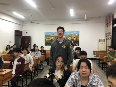 研究生教育教学部开展奋斗正青春主题团课 研究生教育教学部 湖南人文科技学院