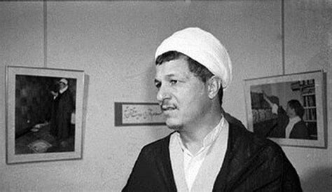 هاشمی رفسنجانی در لباس ارتش و در کنار نوه‌هایش