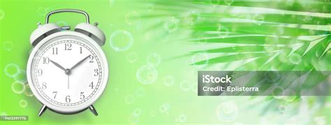 비누 거품이있는 아름다운 꽃 봄 배경에 대한 경보 약속 배너 텍스트 공간 복사 봄 앞으로 및 일광 절약 시간제 학교로 돌아가기 부활절 어머니와 여성의 날 국경 배경 주제에