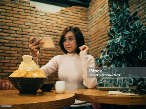 카페에서 빙수와 아시아 부모와 작은 유아 소녀 셀카를 복용 과일에 대한 스톡 사진 및 기타 이미지 과일 냉동된 냉동식품