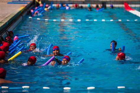 Niños de los valles aprenden a nadar en la Piscina Olímpica de Arica