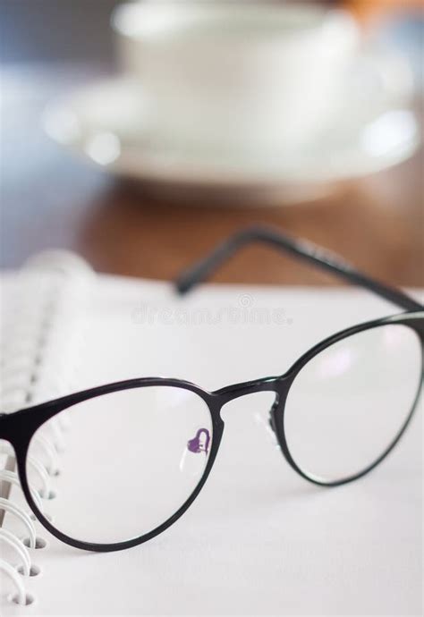 Lentes En El Cuaderno Espiral Abierto Imagen De Archivo Imagen De