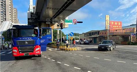 曳引車變換車道不慎釀禍 小客車2度被撞飛對向車道 社會 Ctwant